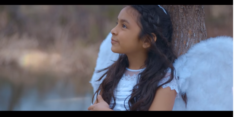 Eight-year-old singer Mia releases touching video for ‘Cuando Los ...