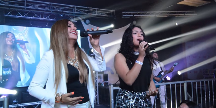 Elida Reyna ‘passes the torch’ to Isabel Marie during duet of ‘Duele ...