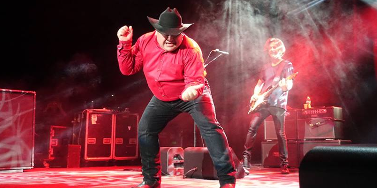 Raulito Navaira shuffles on stage with Sting in Monterrey [VIDEO ...