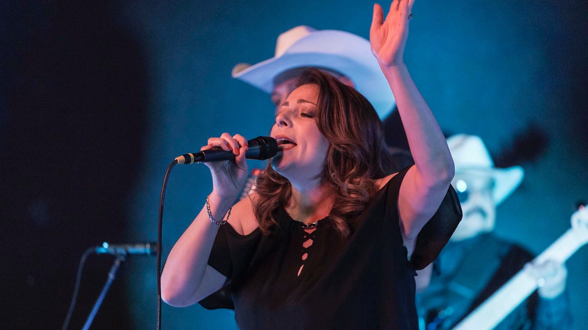 Virginia y Valor debuts with ‘Amor Mio’ album – Tejano Nation