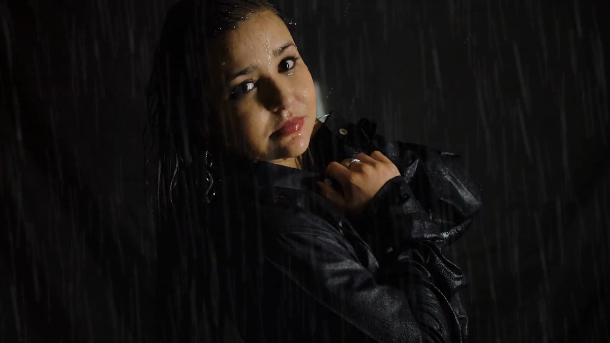 Ilyssa Saenz gets wet in ‘Confía en Mí’ music video – Tejano Nation