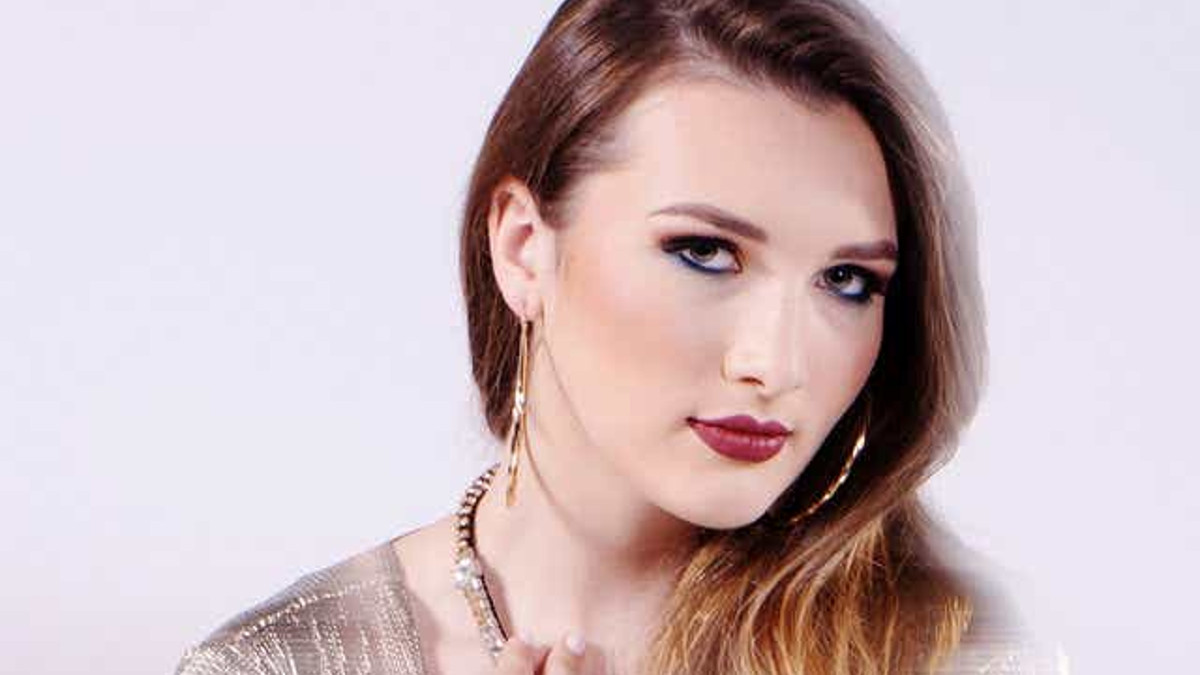 Brooke T boasts vibrant vocals with catchy cumbia ‘Mentías’ – Tejano Nation