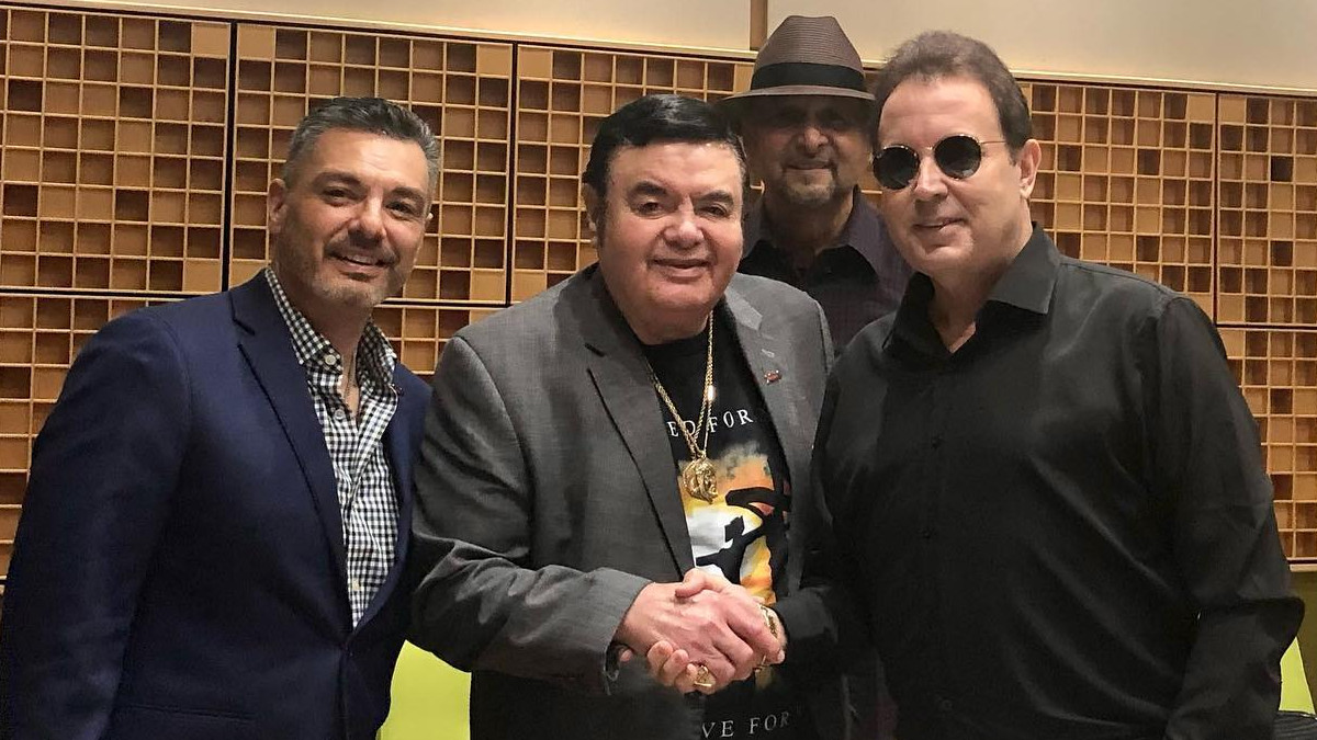 Gary Hobbs signs with Freddie Records – Tejano Nation