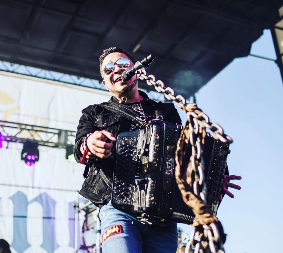 Jesse Turner surprises fan listening to Siggno at gas station – Tejano ...