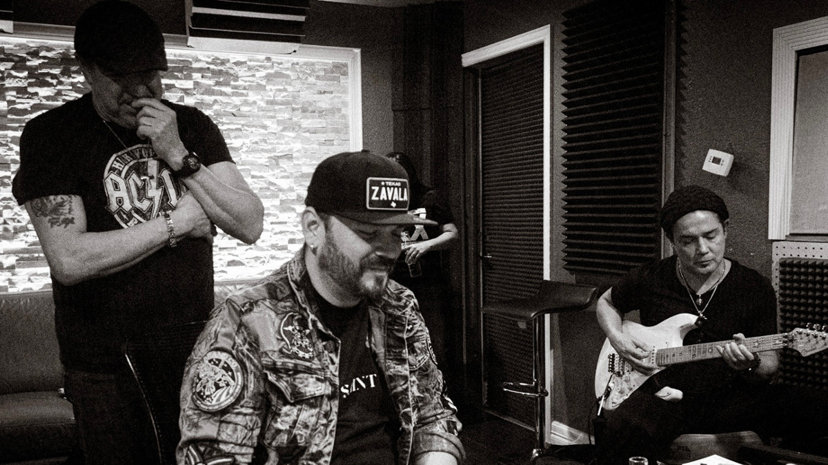 Xelencia Comeback Begins With ‘Esos Momentos’ Featuring Chris Perez ...