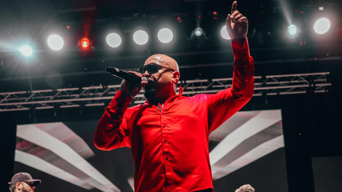 Surprise Singer Fills In for Iconiczz Lead Vocalist After Health Issue ...