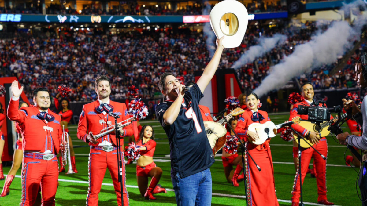 Bobby Pulido Shines at Houston Texans Playoff Halftime Show – Tejano Nation