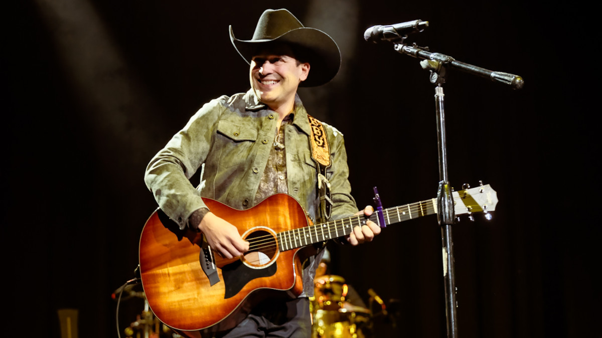 Bobby Pulido bids farewell to Arizona with an emotional concert in ...