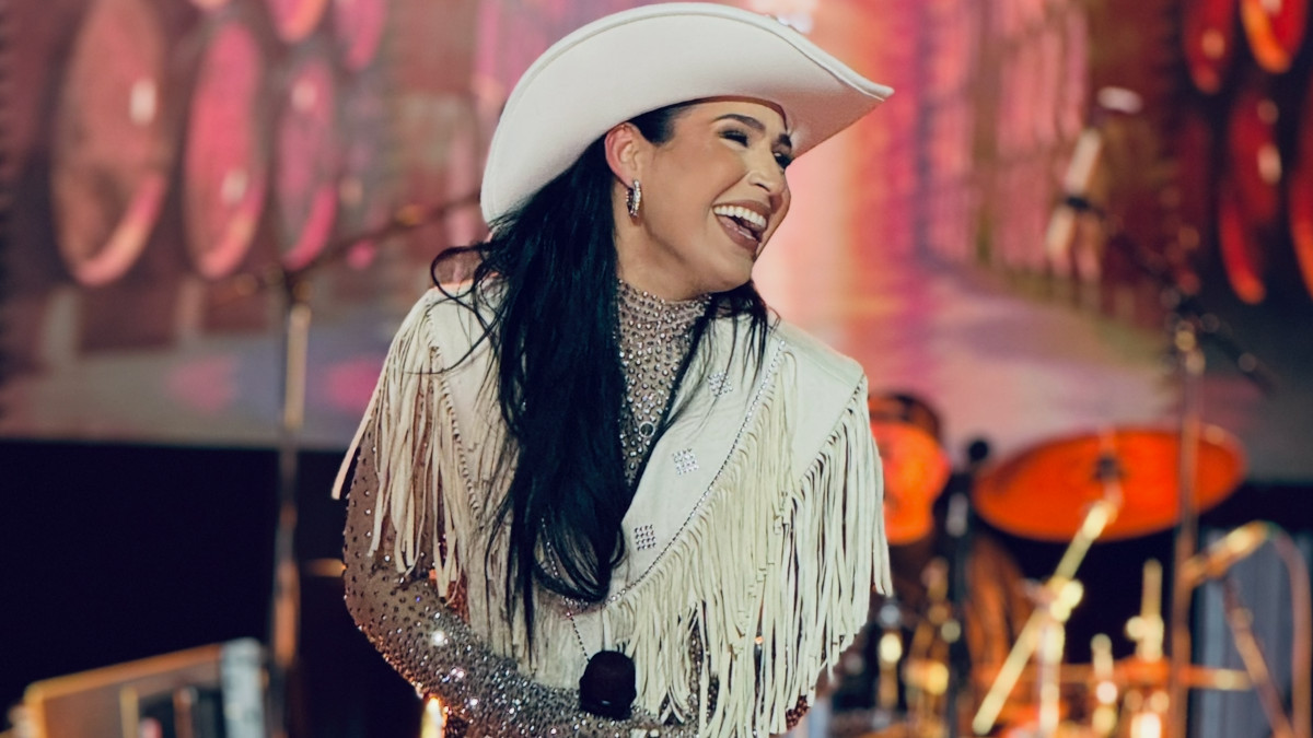 Apple Music Reveals Rumored Setlist For Jennifer Peña’s El Camino Tour ...