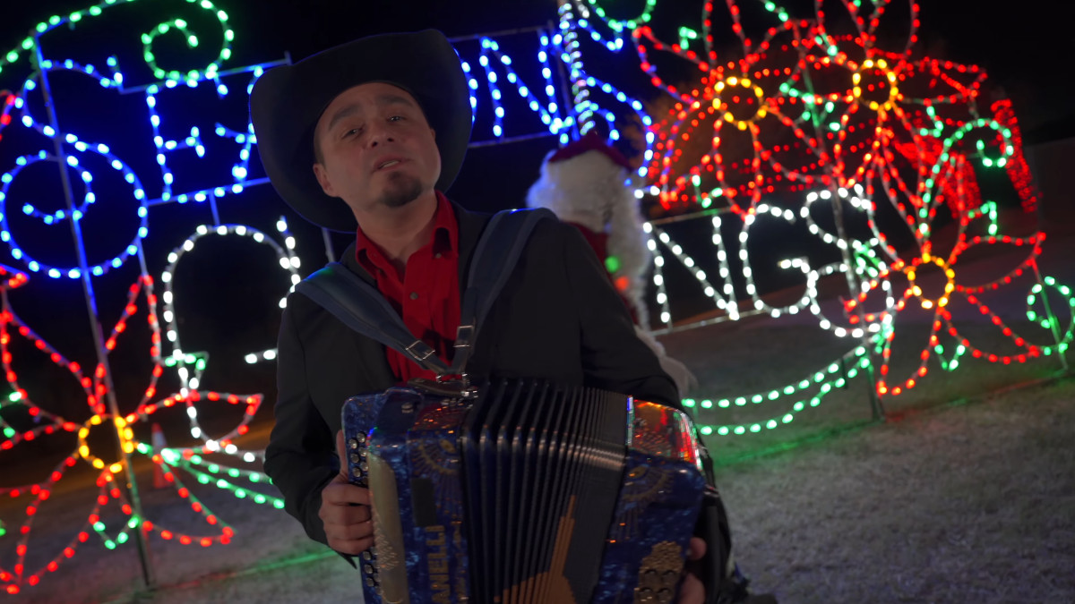 Chris Ramirez y Evolución Spread Holiday Cheer With ‘Arbolito de ...